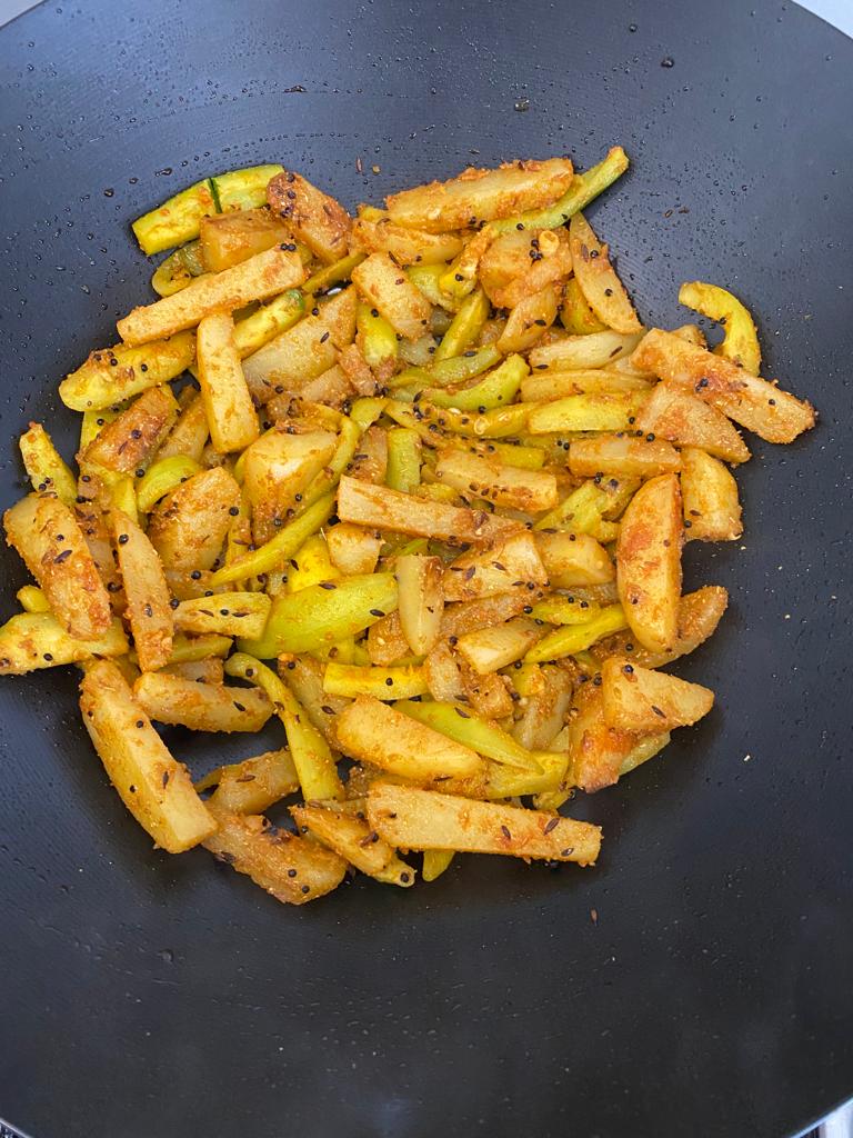 Aloo Parwal Sabzi | Aloo Parval Sabzi | Parwal Sabzi