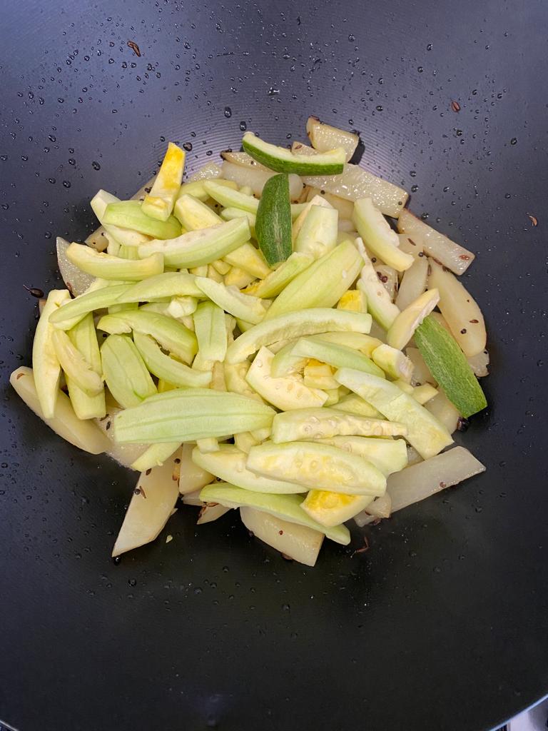 Aloo Parwal Sabzi | Aloo Parval Sabzi | Parwal Sabzi