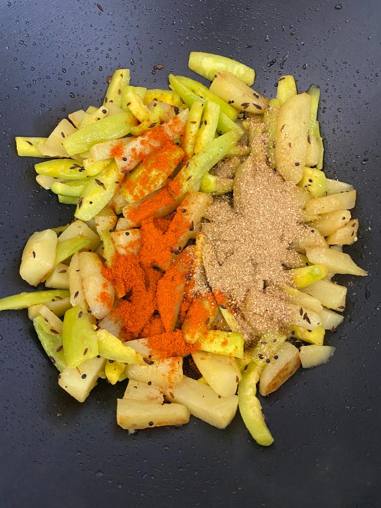 Aloo Parwal Sabzi | Aloo Parval Sabzi | Parwal Sabzi